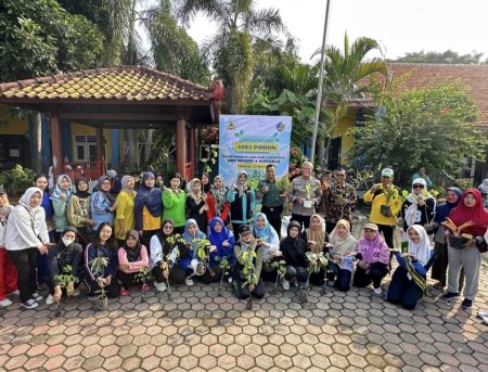 Sambut Hari Bumi, Babinsa Suko dan SMPN 4 Sidoarjo Tanam Pohon dan Bersihkan Lingkungan ...